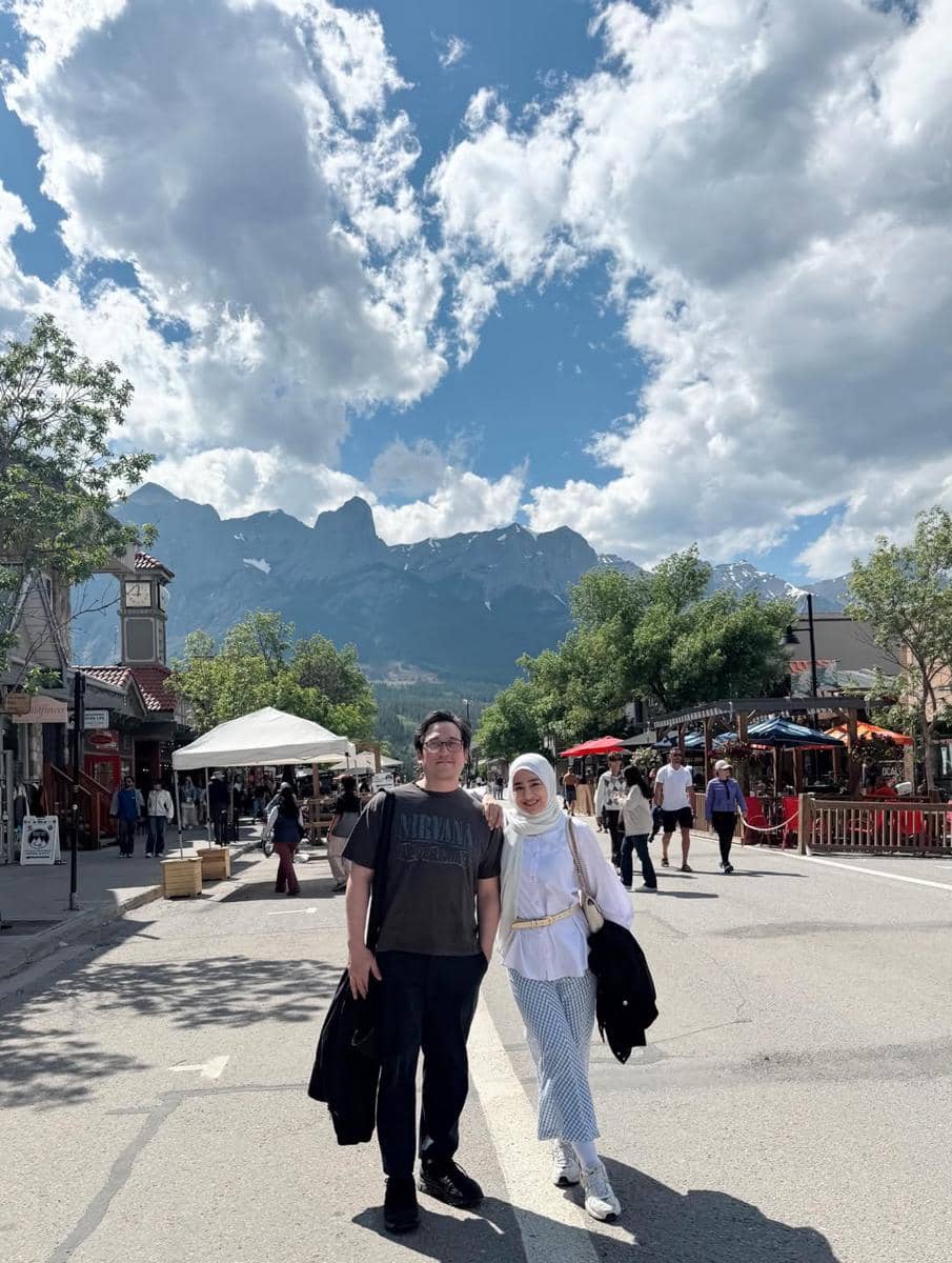 9 Potret Tengku Firmansyah Liburan di Kota Canmore Kanada | IDN Times