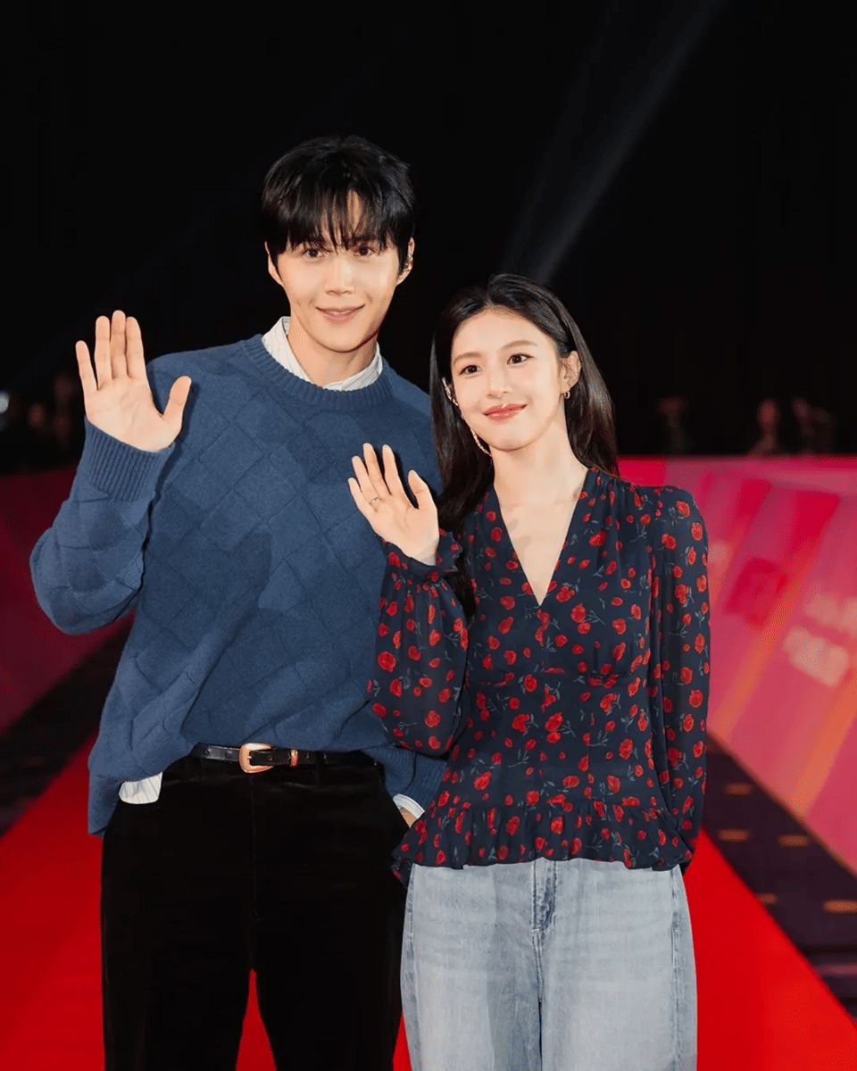 OOTD Couple Kim Seon Ho dan Go Youn Jung | IDN Times