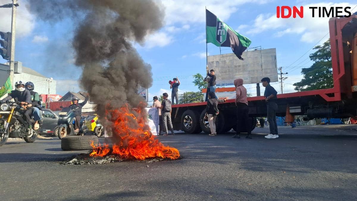HMI Tutup Jalan di Makassar Protes Harga BBM | IDN Times Sulsel